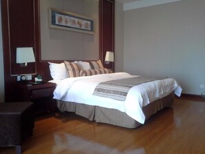 Minibar, cofre no quarto, secretária, cortinas/cortinados opacos