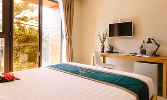 Quarto Duplo Deluxe, 1 cama queen-size, Vista para a cidade | Minibar, secretária, cortinas/cortinados opacos, Wi-fi grátis 