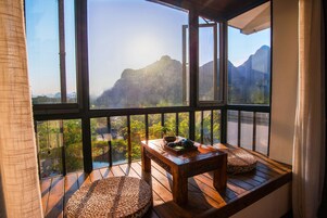 Quarto Duplo Panorâmico | Sala de estar | Televisor de ecrã plano de 40 polegadas com canais por cabo, televisor 