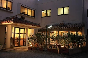 Fachada da propriedade à noite