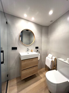 Estúdio Comfort | Casa de banho | Um polibã, um secador de cabelo, toalhas fornecidas, sabão
