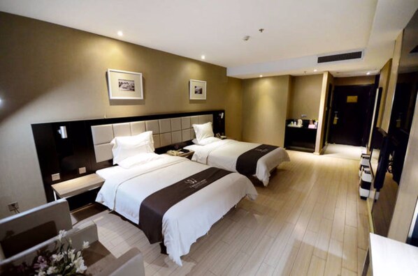 Quarto duplo luxo | Frigobar, escrivaninha, ferros/tábuas de passar roupa, Wi-Fi de cortesia