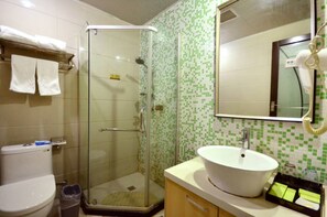 Quarto duplo luxo | Banheiro | Chuveiro, produtos de toalete grátis, secador de cabelo, chinelos