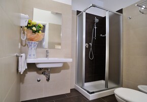 Quarto família | Banheiro | Chuveiro, produtos de toalete grátis, secador de cabelo, bidê