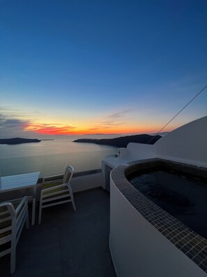 Suíte lua de mel, banheira de hidromassagem, vista para o mar | Frigobar, cofres nos quartos, quartos à prova de som, Wi-Fi de cortesia