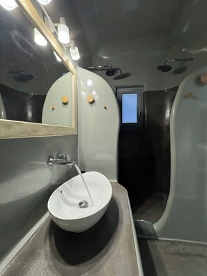 Chuveiro, banheira de hidromassagem, produtos de toalete de grife 