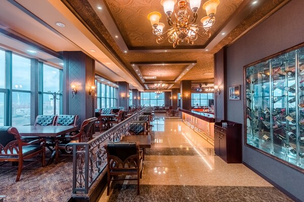 3 restaurantes, é servido café da manhã