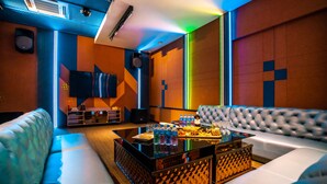 Uma sala de estar moderna com sofá, mesa de centro e televisão.