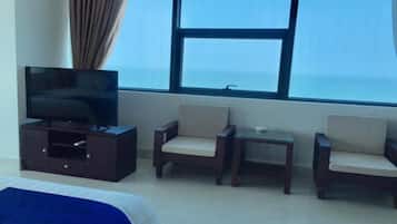 Quarto Deluxe, vista para o oceano | 1 quarto, minibar, cofre no quarto, secretária