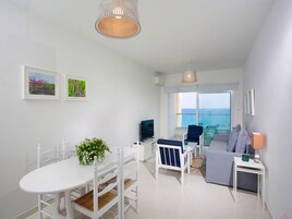 Apartamento luxo, 2 quartos, de frente para a praia | Opções para refeição no quarto