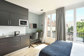 Estúdio, varanda (Medium Studio with Kitchen) | Roupa hipoalergénica, quartos insonorizados, ferro/tábua de engomar 