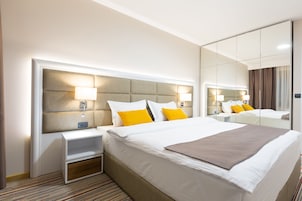 Suíte luxo, 1 cama King e sofá-cama, para não fumantes, sacada | Roupas de cama premium