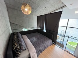 Quarto Duplo Nobre, pátio, mezanino | Edredões de penas, minibar, com decoração personalizada 