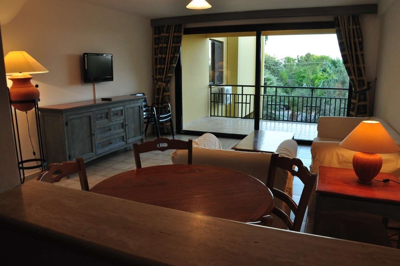 Frigobar, cofres nos quartos, cortinas blackout, Wi-Fi de cortesia