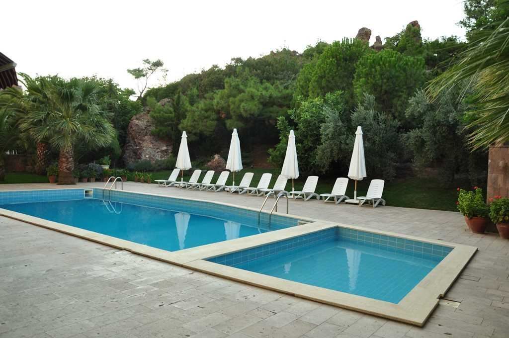 Piscina externa sazonal, guarda-sóis, espreguiçadeiras