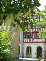 Um edifício tradicional em estilo de enxaimel com uma placa que diz "Eine Welt - Laden".