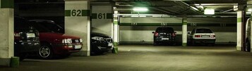 Uma garagem de estacionamento com vários níveis, cada um identificado com números.