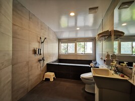 Quarto quádruplo luxo (Local Resident Only) | Banheiro | Banheira e chuveiro separados, banheiras de fontes termais