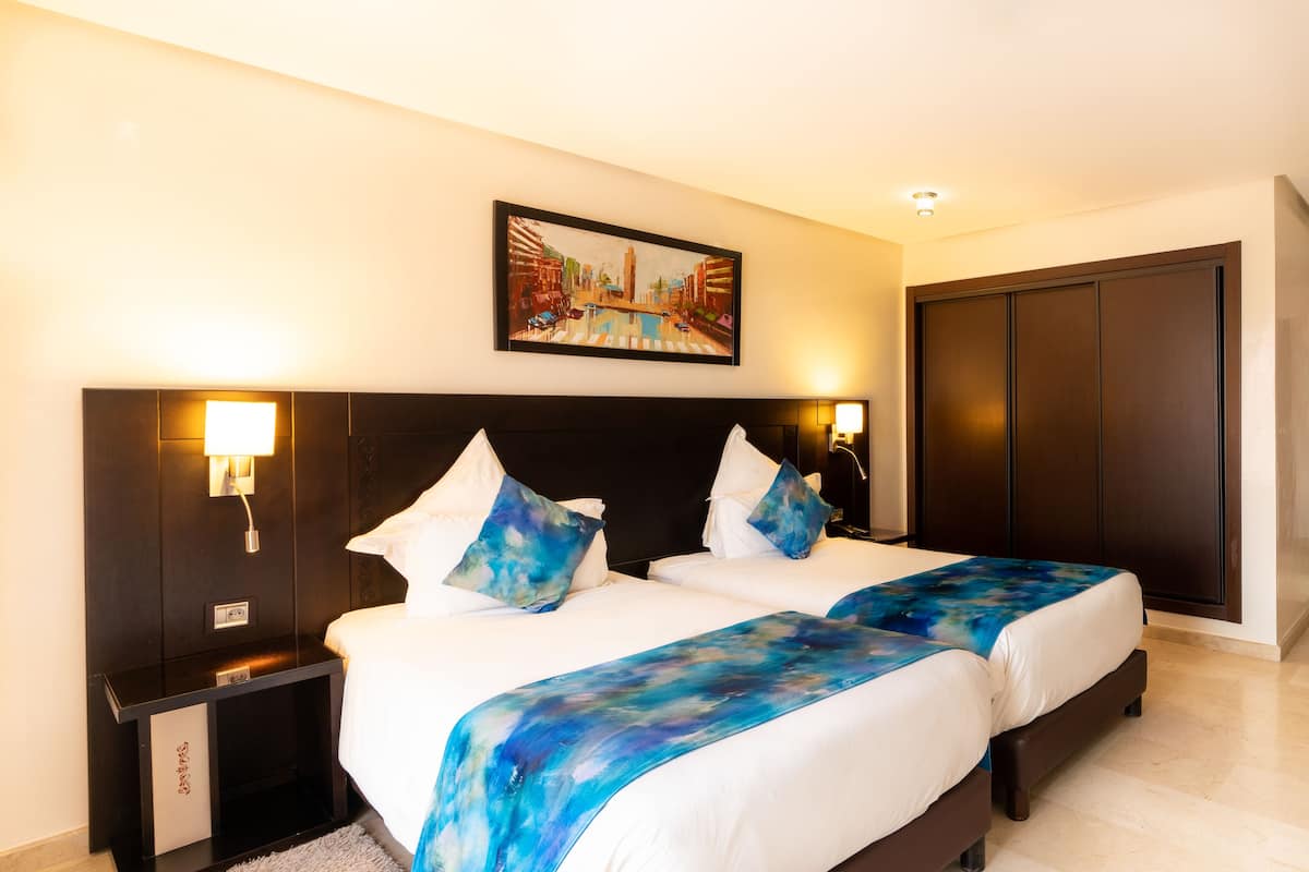 Roupas de cama premium, frigobar, cofres nos quartos, escrivaninha