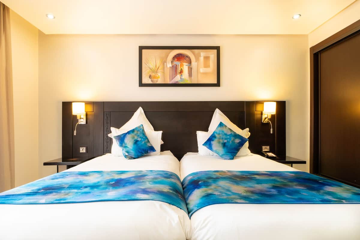 Quarto duplo | Roupas de cama premium, frigobar, cofres nos quartos, escrivaninha