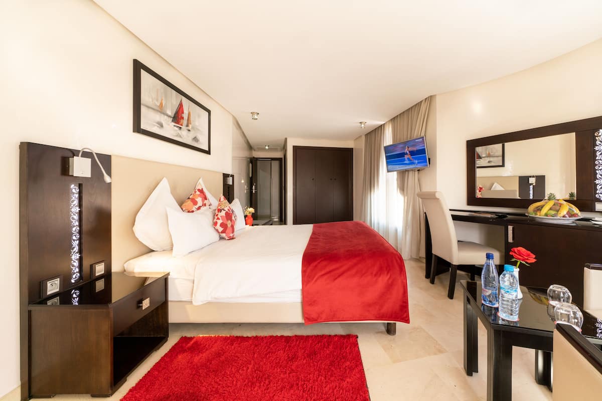 Roupas de cama premium, frigobar, cofres nos quartos, escrivaninha