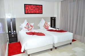 Roupas de cama premium, frigobar, cofres nos quartos, escrivaninha