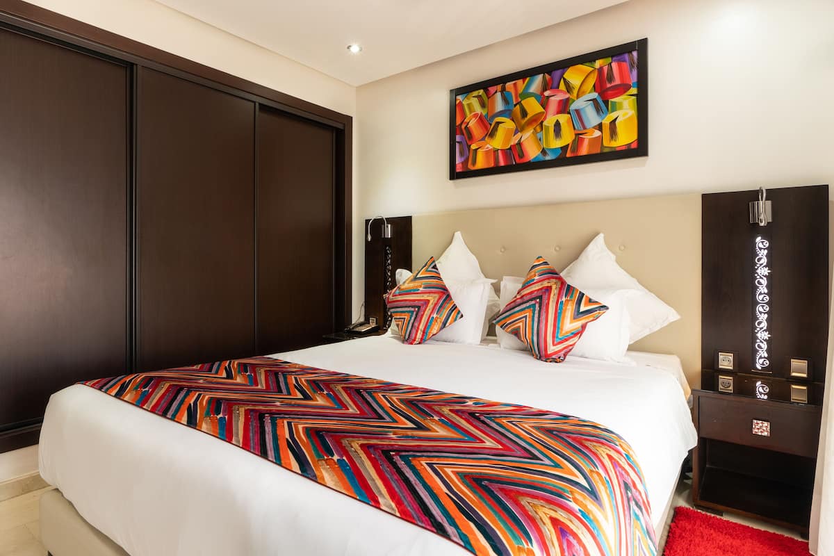 Quarto casal standard | Roupas de cama premium, frigobar, cofres nos quartos, escrivaninha