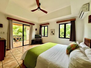 Quarto casal luxo, sacada, ao lado da praia | Frigobar, cofres nos quartos, quartos à prova de som, Wi-Fi de cortesia