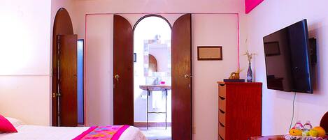 Quarto Premier, 2 camas de casal, casa de banho anexa | 1 quarto, roupa de alta qualidade, edredões de penas, minibar