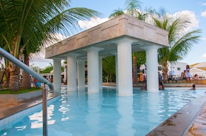 Piscina interior, 13 piscinas exteriores 