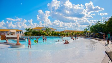 Piscina interna, 13 piscinas externas