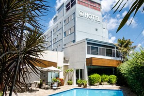 Piscina externa, guarda-sóis, espreguiçadeiras
