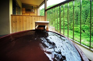 Quarto Superior, não fumadores (with Tatami Area & Open-Air Bath) | Casa de banho | Um polibã e uma banheira separados, banheira de água mineral