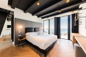 Quarto superior, sacada, vista para o lago | Frigobar, cofres nos quartos, escrivaninha, cortinas blackout