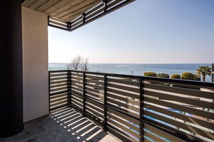 Quarto superior, sacada, vista para o lago | Sacada