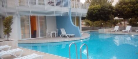 Piscina externa, espreguiçadeiras