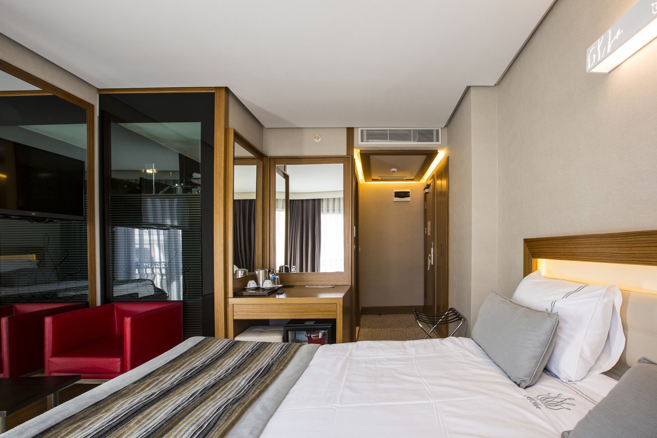 Roupa de alta qualidade, minibar, cofre no quarto, secretária 