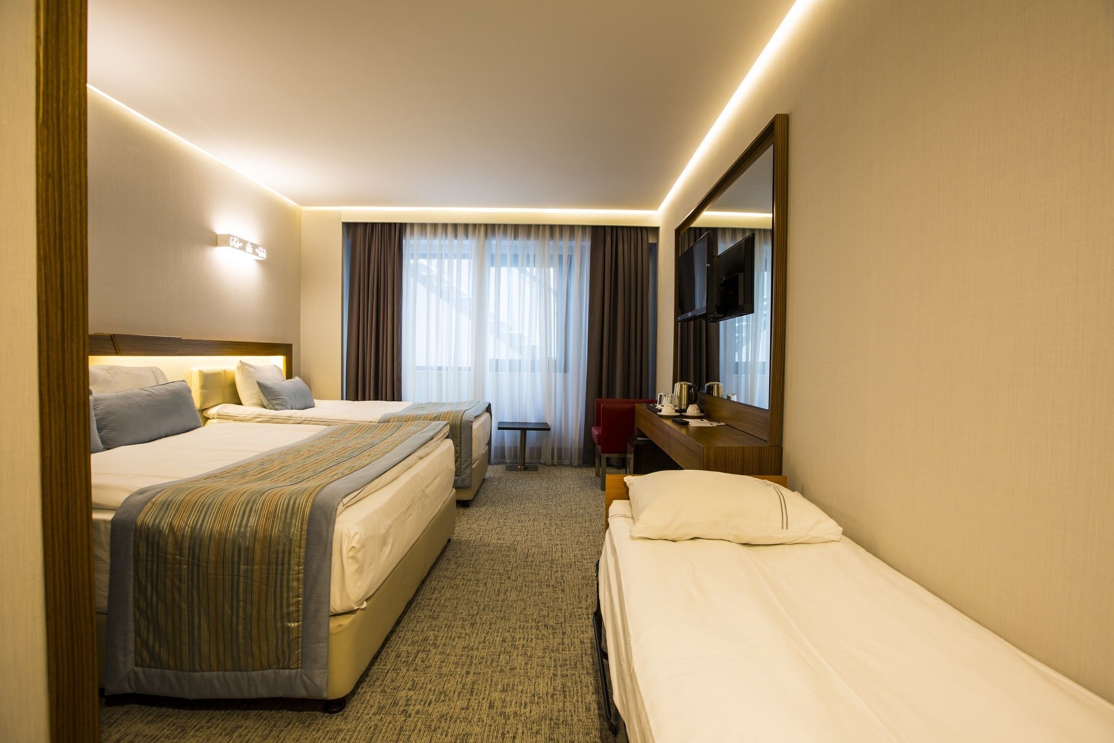 Roupa de alta qualidade, minibar, cofre no quarto, secretária 