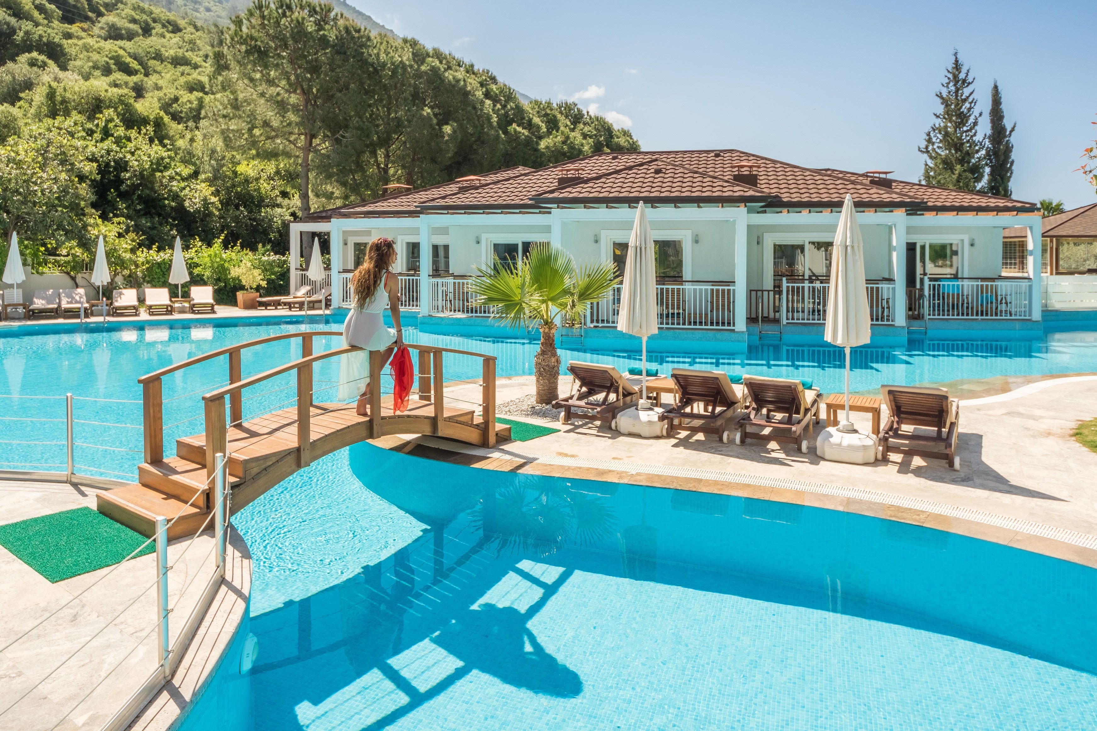 Piscina externa sazonal, funciona das 8h às 20h, guarda-sóis