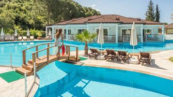 Piscina externa sazonal, funciona das 8h às 20h, guarda-sóis