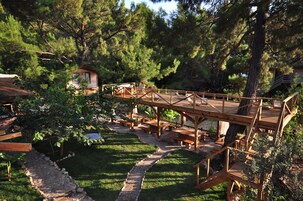 Terraço com espreguiçadeiras