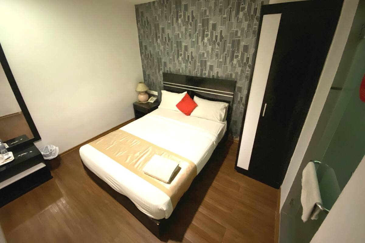 Quarto Deluxe, sem janelas | Secretária, ferro/tábua de engomar, Wi-fi grátis 