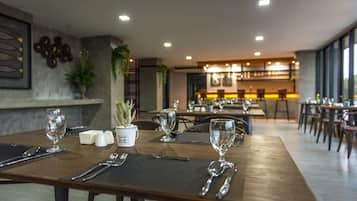 Pequeno-almoço tipo buffet diário (120 THB por pessoa)