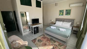 Quarto casal luxo | Roupas de cama premium, frigobar, cofres nos quartos, Wi-Fi de cortesia