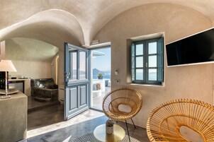 Deluxe Suite with jetted tub | Área de estar | TV de tela plana