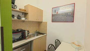Apartamento, cozinha americana | Cozinha privada | Geladeira, cadeirão de bebê, toalhas de papel