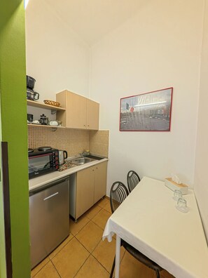 Apartamento, cozinha americana | Cozinha privada | Geladeira, cadeirão de bebê, toalhas de papel