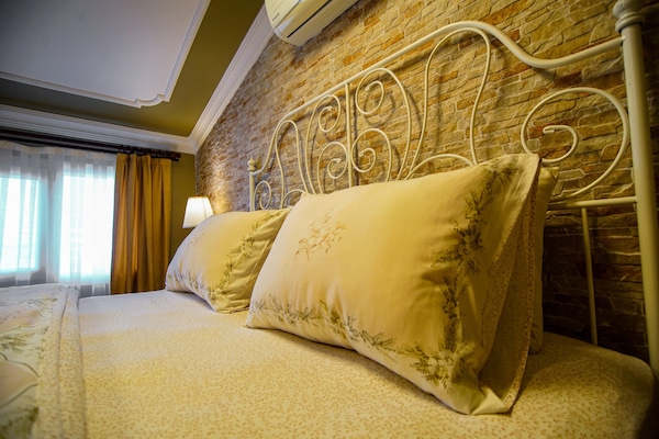 Quarto júnior, terraço, vista para o mar | 1 quarto, roupas de cama premium, edredons de pluma, frigobar