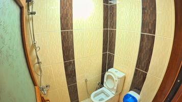 Apartamento, 1 quarto, Vista para a cidade | Casa de banho | Um polibã, artigos de higiene pessoal grátis, um secador de cabelo