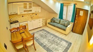Quarto Standard, 1 cama de casal | Sala de estar | Televisor LCD